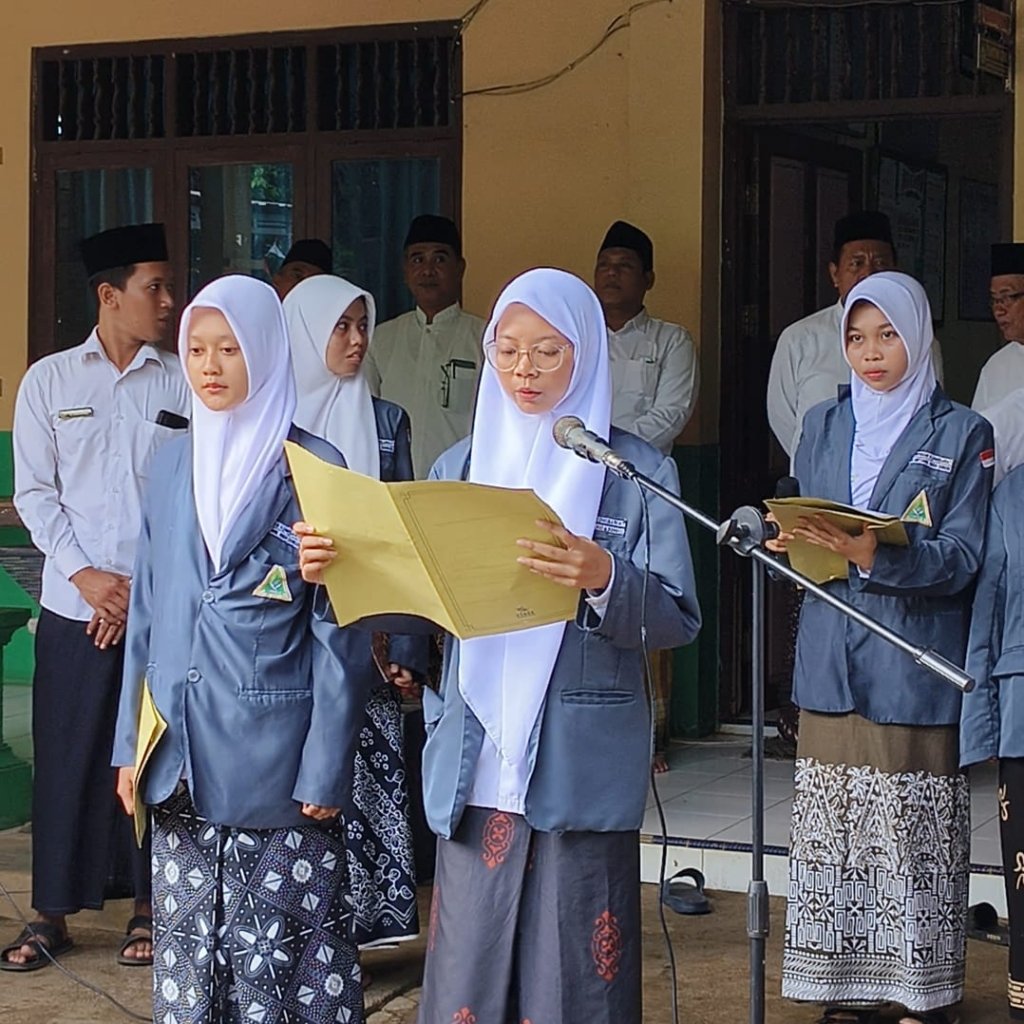 Apel Peringatan Hari Santri 2025 di MTs Miftahul Huda Dongos ...